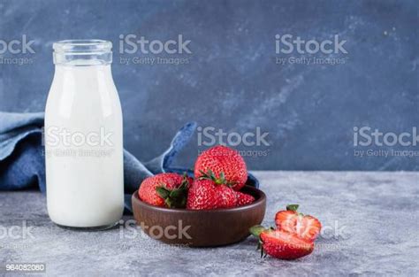 신선한 유기농 그리스어 요구르트 또는 회색 콘크리트 테이블 배경에 딸기와 우유 아침 건강 한 재료입니다 공간 복사 0명에 대한 스톡 사진 및 기타 이미지 Istock