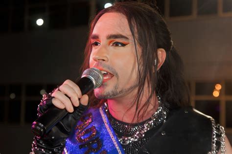 Bloco das Kengas lota o Centro Histórico show de Johnny Hooker