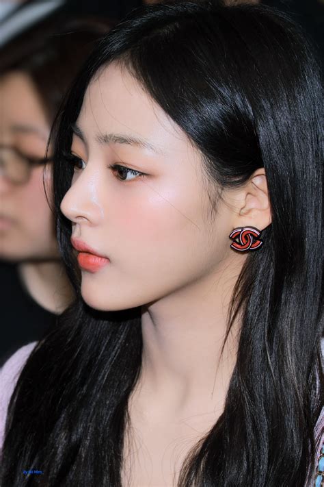 흰 크롭티시원한 청핫팬츠 입고 출국하는 뉴진스 민지 걸그룹 연예인 짤티비 Jjtvkr