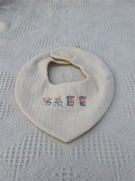 佛系寶寶 繡字小領兜寶寶圍兜口水巾 非玩布可 手作布雜貨 Play Handmade Groceries｜圍兜口水巾人氣榜 Pinkoi