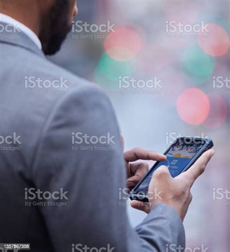 혼자 서서 자신의 휴대 전화를 사용하여 인식 할 수없는 사업가의 자른 샷 손에 대한 스톡 사진 및 기타 이미지 손 클로즈업