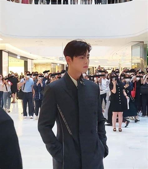 폰카로 막 찍은 차은우 In 더현대 디올 인스티즈 Instiz 인티포털 카테고리