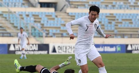 골키퍼 선방에 막히는 손흥민