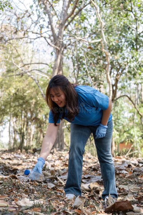 A Cute Young Woman Holds A Garbage Bag And A Group Of Asian Volunteers