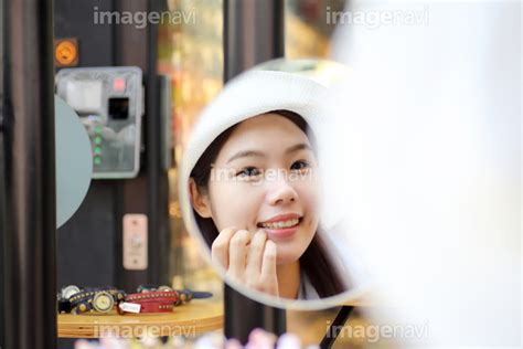 【鏡を見ている若い女性】の画像素材10176960 写真素材ならイメージナビ