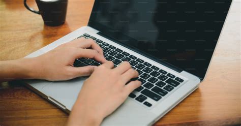 비즈니스 기술 개념 사무실 밖에서 일하는 디지털 라이프스타일 여자는 커피숍의 테이블에 빈 화면이 있는 노트북 컴퓨터를 입력한다 디자인 표시를 위한 빈 노트북 화면