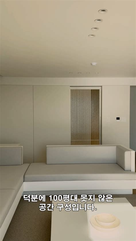 어나더그로우 김희정 대표 원목 간살로 제작하고 도장한 중문이에요 공간에 깊이와 답답함을 주지 않게 클리어글라스를 설치했어요 간혹 불투명 유리를 사용하는 경우가