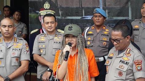 Kenakan Baju Tahanan Warna Oranye Lucinta Hampir Dua Menit Sampaikan Penyesalan Tribunjakarta