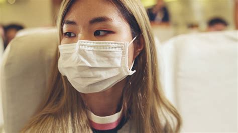 상용 비행기를 타고 여행하는 동안 얼굴 마스크를 착용한 여행자 2019년에 대한 스톡 사진 및 기타 이미지 2019년