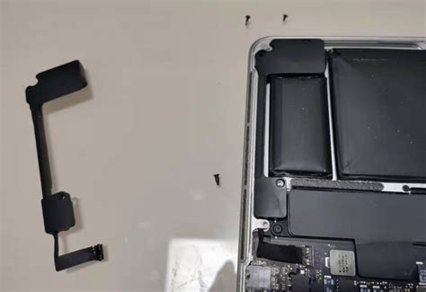 【已解决】更换macbook Pro的左边的扬声器喇叭 在路上