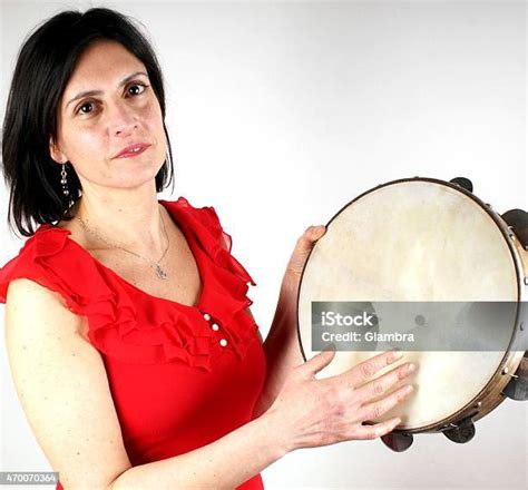 여성 인물 사진 재생을 탬버린 2015년에 대한 스톡 사진 및 기타 이미지 2015년 갈색 머리 검은색 Istock