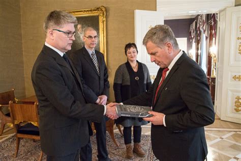 Presidentti Niinistö vastaanotti Aliupseeriliiton historiikin