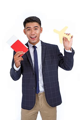 아시아 잘생긴 젊은 비즈니스 남자 여권 및 비행기 종이 아이콘 소품을 들고 여행 또는 출장의 개념에 여권에 대한 스톡 사진 및 기타 이미지 Istock