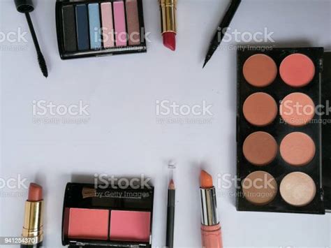 격리 된 흰 바탕에 장식 화장품 세트입니다 메이크업 화장품 립스틱 아이 섀도 브러쉬 마스카라 아이 라이너 베이지색 톤 및 다채로운 음색 아름다움을 설정합니다 0명에 대한