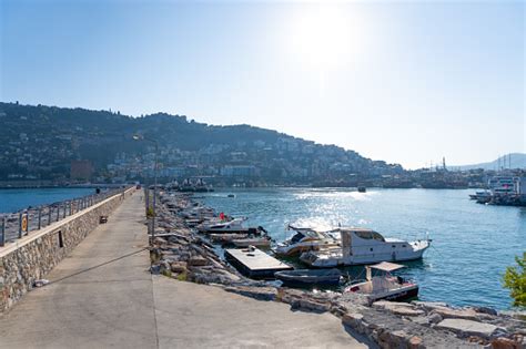 터키 Alanya 해안의 멋진 바다 전망 놀라운 해안선 고대 조선소는 터키에서 인기 있는 관광 명소입니다 0명에 대한 스톡 사진