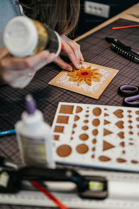 그녀의 스튜디오 또는 작업장에서 작업하는 종이 예술 디자이너이자 예술가 클로즈업 샷 사진 Unsplash의 세르비아 이미지