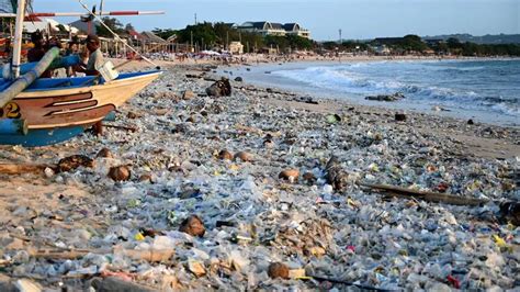 Indonesia una marea de residuos plásticos cubre una turística playa de Bali FOTOS y VIDEO