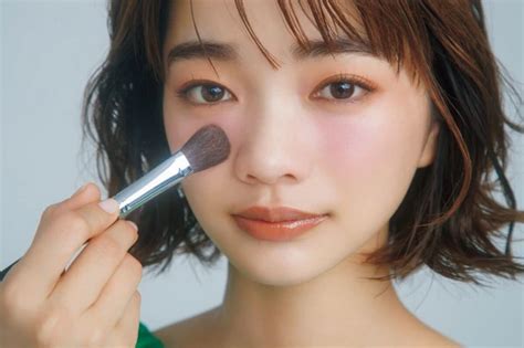 【最新】小顔メイク8選｜基本のメイクテクをプロが解説！ 丸顔や面長など顔立ちタイプ別のポイントも マキアオンラインmaquia Online