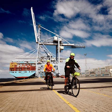 Arbejdere På Apm Containerterminal Opgave For Aarhus Havn Fotograf Brian Bjeldbak