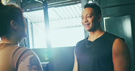 피트니스 훈련 및 체육관에서 개인 트레이너와 함께 운동 건강 진행 및 신체 지원을 위한 여성 스포츠 운동 및 행복한 코치가 운동 선수와 이야기하고 건강을 돕습니다 25 29
