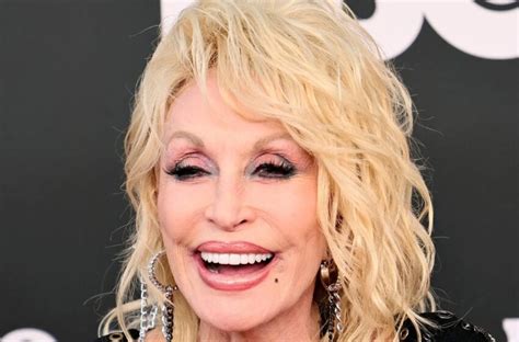 Dolly Parton De 78 Años En Un Atuendo De Cebra Con Abertura Alta