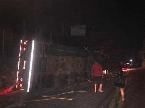 Caminhão que transportava madeira tomba na Rodovia Cachoeiro x Vargem