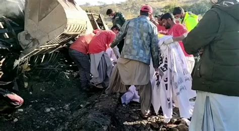 पाकिस्तानमा यात्रुवाहक बस दुर्घटना हुँदा ४० जनाको मृत्यु Khabarhub