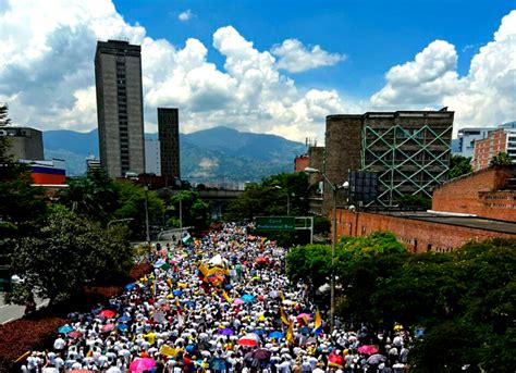 ¡qué Gentío Las Imágenes De La Sorprendente Marcha En Medellín Contra