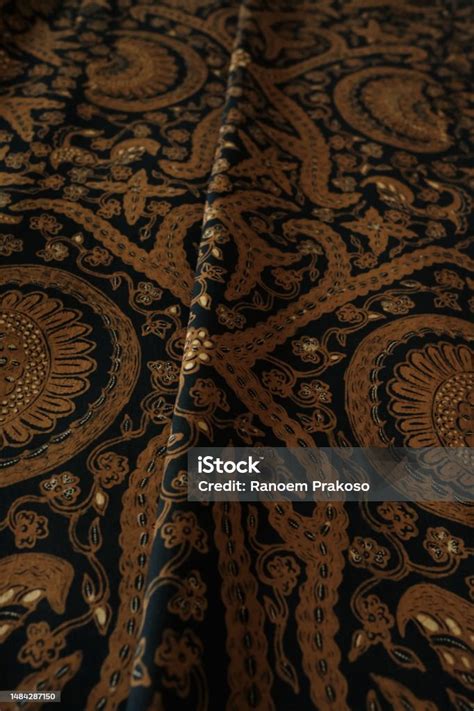 Pola Batik Tradisional Dengan Latar Belakang Warna Gelap Foto Stok