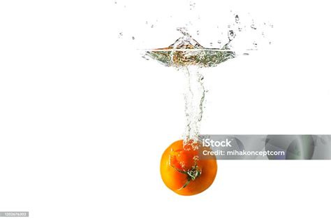 흰색 배경에 고립 된 스플래시와 함께 물에 떨어지는 토마토 건강한 식생활에 대한 스톡 사진 및 기타 이미지 건강한 식생활