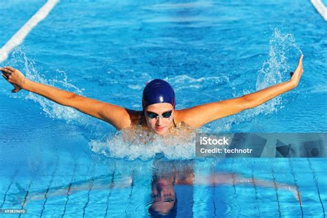 나비 스트로크에서 여자 수영 결심에 대한 스톡 사진 및 기타 이미지 결심 경쟁 낮 Istock