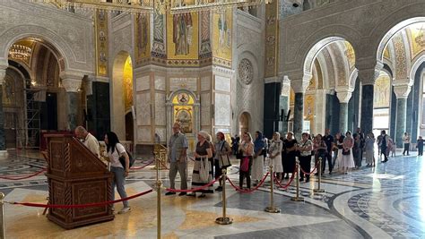 Ред у Храму Светог Саве за целивање чудотворне иконе из Русије — Rt Balkan