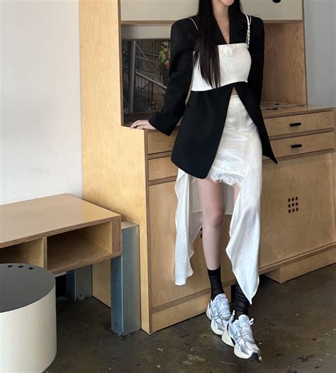 포스트모니션 글린트 언발 레이스 스커트 2color 레이어드 실키 새틴 실크 페미닌 A라인 뒷밴딩 위시버킷