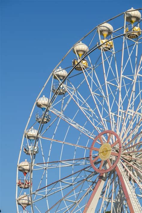 가족의 매력 경치 좋은 타기 관람차 관람차 구조 관찰 라이드 구조 설계 금속 구조 낮 활동 놀이공원 놀이공원의