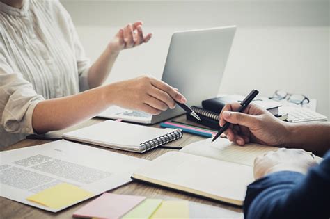 두 고 등 학생 캠퍼스 또는 교육 학교 개념 친구 들과 교실에 통합 학습 교사 책에서 시험 테스트에 대 한 공부 하는 데 도움이