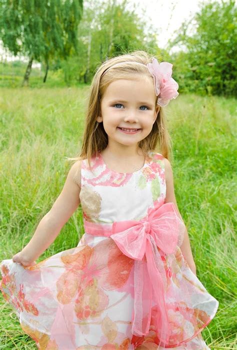 Verticale De Petite Fille Mignonne Dans La Robe De Princesse Image
