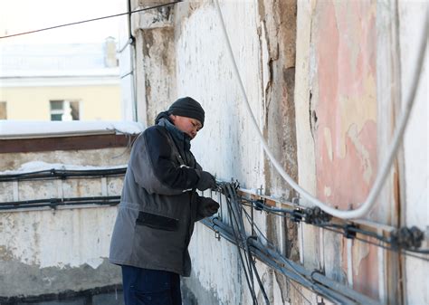 “Урт цагаан” худалдаа үйлчилгээний төвийн барилгыг буулгаж эхэллээ