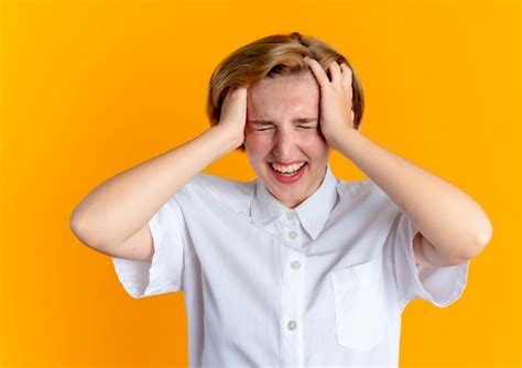 젊은 화가 금발 러시아 여자 보유 머리 복사 공간이 오렌지 배경에 고립 무료 사진