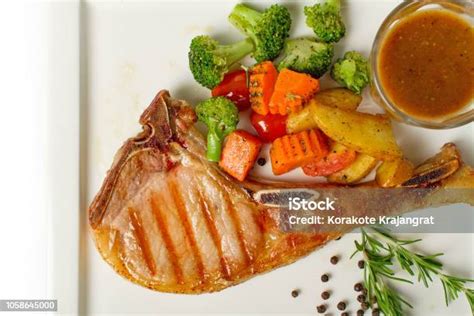 구운된 돼지고기 스테이크 야채 튀긴 감자와 흰색 바탕에 검은 후추 국물 제공 고기에 대한 스톡 사진 및 기타 이미지 고기 구이 굽기 Istock