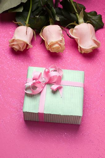 꽃과 분홍색 배경에 민트 포장에 선물 세로 이미지입니다 생일 휴일 여성의 날의 개념 0명에 대한 스톡 사진 및 기타 이미지