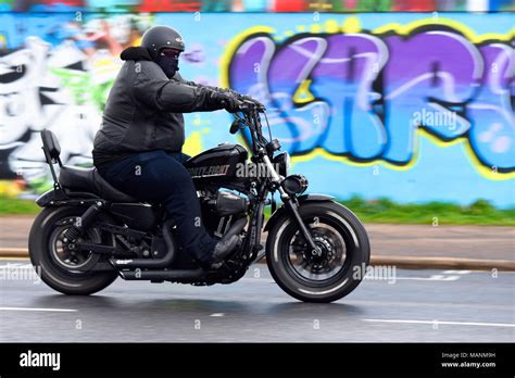 Homme obèse à moto Banque de photographies et dimages à haute