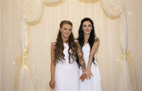 Un Premier Mariage Homosexuel Célébré En Irlande Du Nord Le Devoir