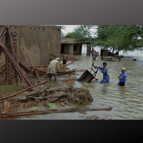 पाकिस्तान में बाढ़ से हाहाकार भूखे मर रहे लोग 3 करोड़ बेघर देखें