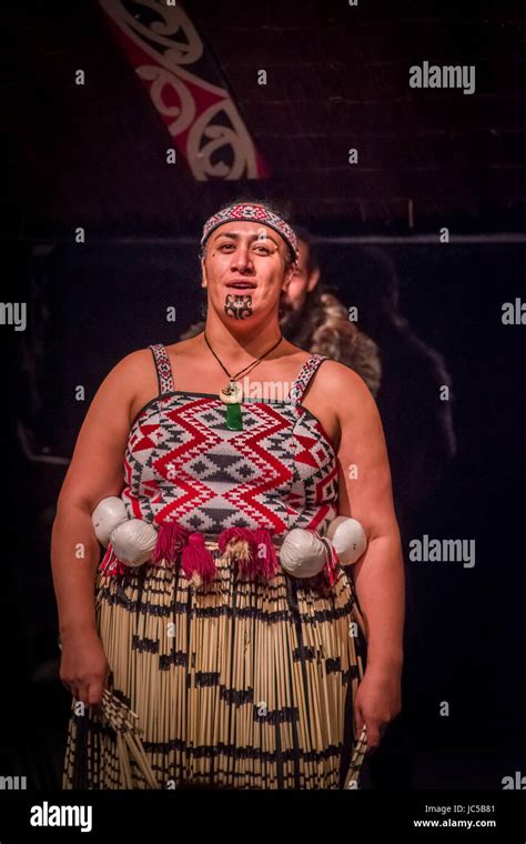 New Zealand Maori Woman Wearing Fotos Und Bildmaterial In Hoher