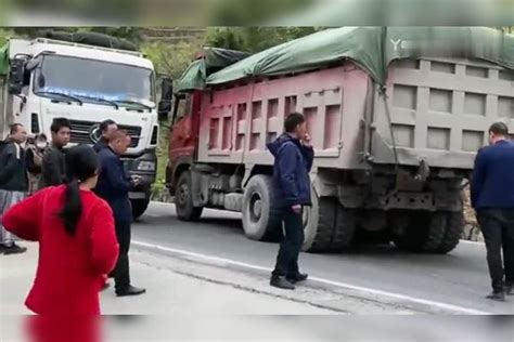 这两辆车是死对头，现在堵在这里导致交通堵塞，如果有急救车过不去你就该坐牢了！