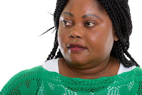 플러스 크기 검은 아프리카 여자 거리에서 보면서 생각의 클로즈업 아프리카 민족에 대한 스톡 사진 및 기타 이미지 아프리카 민족 여자 한 명의 여자만 Istock