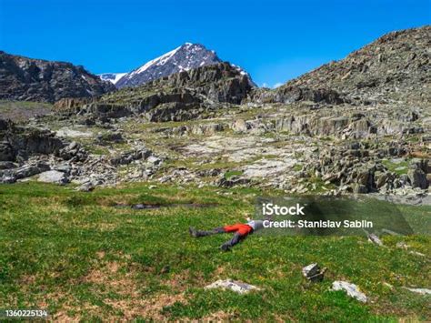 남자는 자연에 누워 휴식 등반 후 행복한 남성 관광객은 산의 배경에 대한 녹색 잔디에 휴식과 거짓말을 30 34세에 대한 스톡 사진 및 기타 이미지 Istock