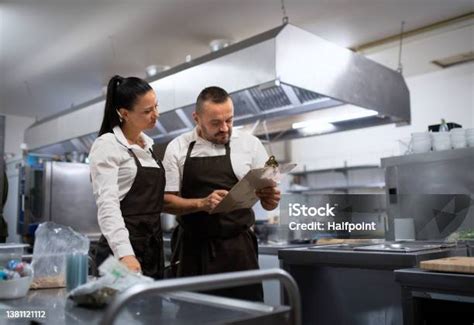 레스토랑 주방에서 실내에서 메뉴를 논의하는 요리사와 요리사 요리사에 대한 스톡 사진 및 기타 이미지 요리사 토론 말하기 Istock