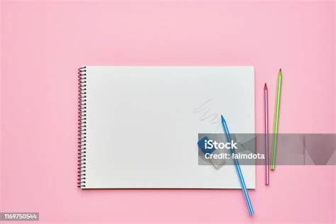 연필 나선형 메모장 파스텔 핑크 배경에 노트북입니다 학교 개념으로 돌아갑니다 개념에 대한 스톡 사진 및 기타 이미지 개념