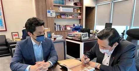 蒋万安请益马英九，“马市长”勉励：眼到、手到、心到腾讯新闻